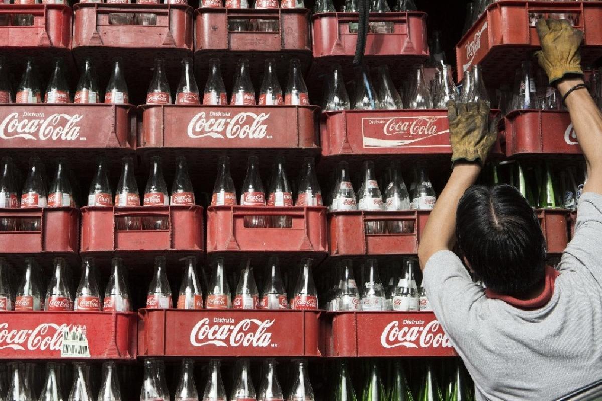 Descubre que compró de las Coca Colas clonadas