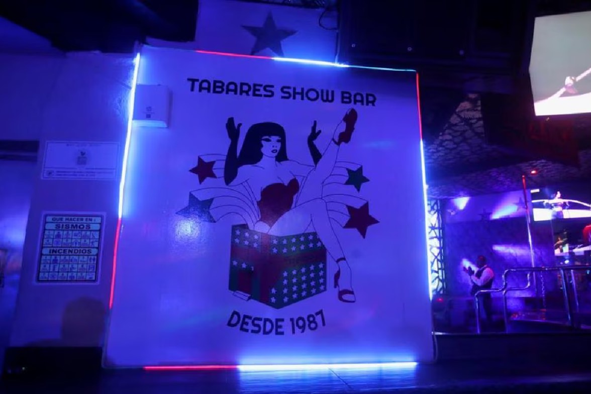 Abre bar Tabares en Acapulco, el único con luz en la zona