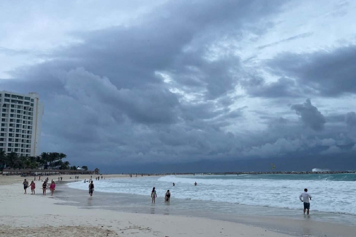 Clima en Cancún y Quintana Roo hoy: Cielo nublado y lluvias puntuales