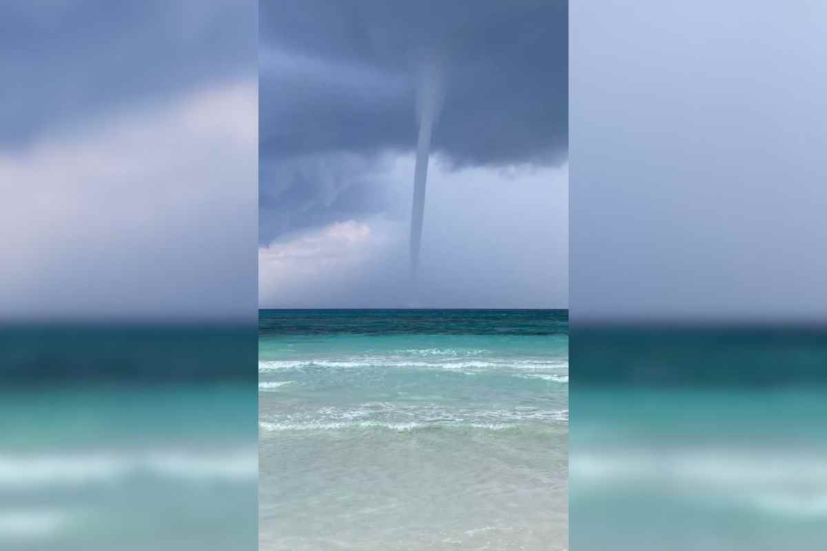 VIDEO: Gran tromba marina sorprende a bañistas en playa Xpu-Há - MegaNews
