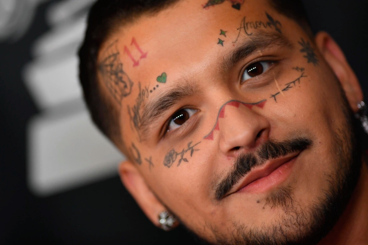 Christian Nodal "borra" tatuajes de su rostro para entrevista - MegaNews
