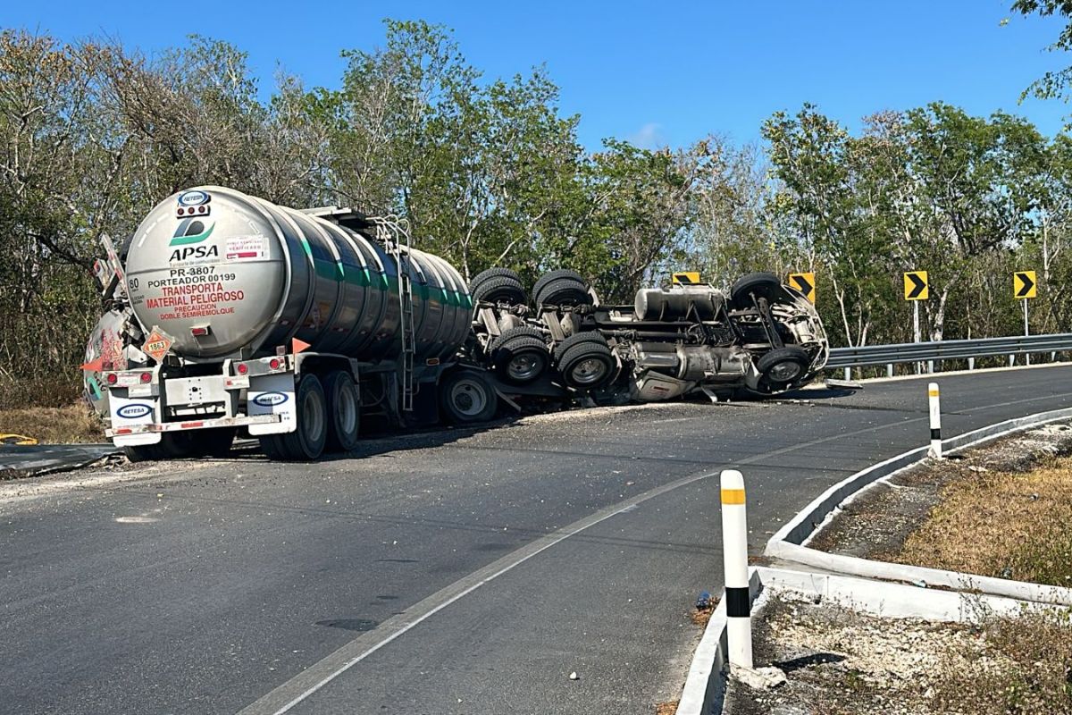 Se vuelca pipa con combustible en la avenida Colosio de Cancún - MegaNews
